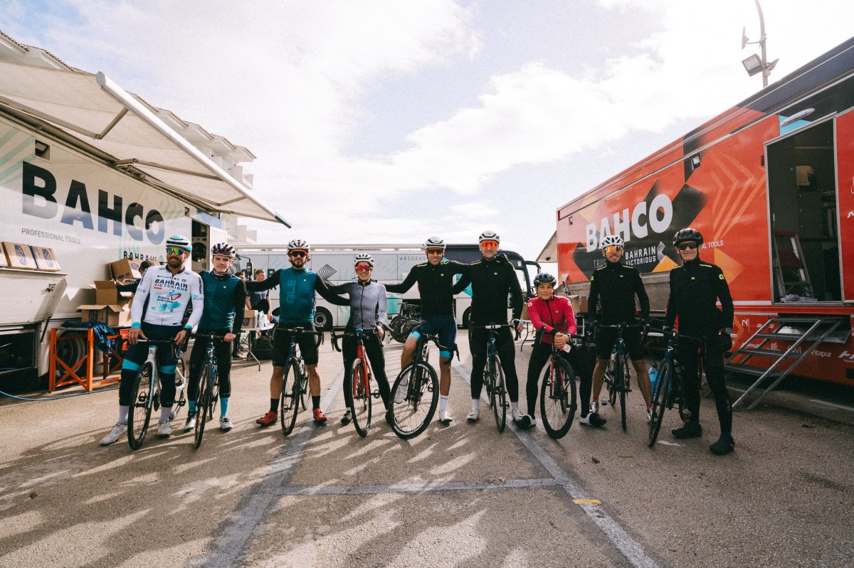 Aficionados al ciclismo viven la experiencia de integrarse en un equipo profesional gracias a ...